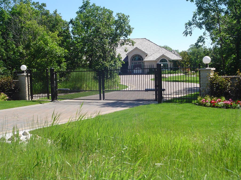 Residential Fences in Winnipeg | Wallace + Wallace